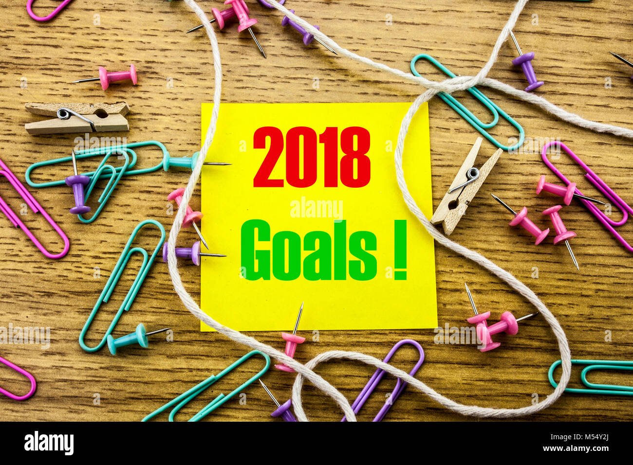 2018 goals on yellow sticky note, on wooden background. New Year ...