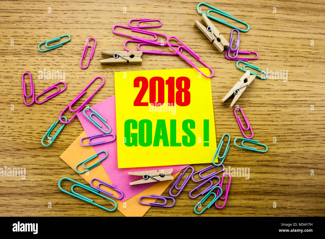 2018 goals on yellow sticky note, on wooden background. New Year ...