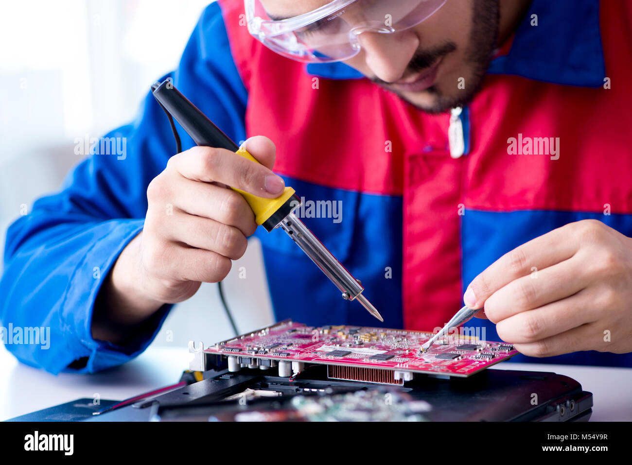 Repairman working in technical support fixing computer laptop tr Stock ...