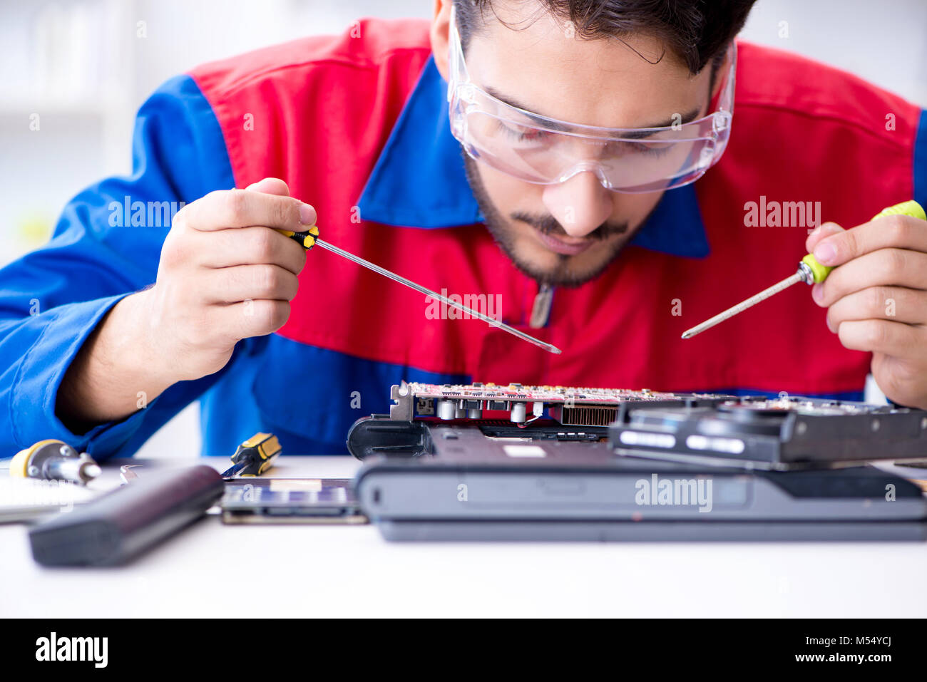 Repairman working in technical support fixing computer laptop tr Stock ...