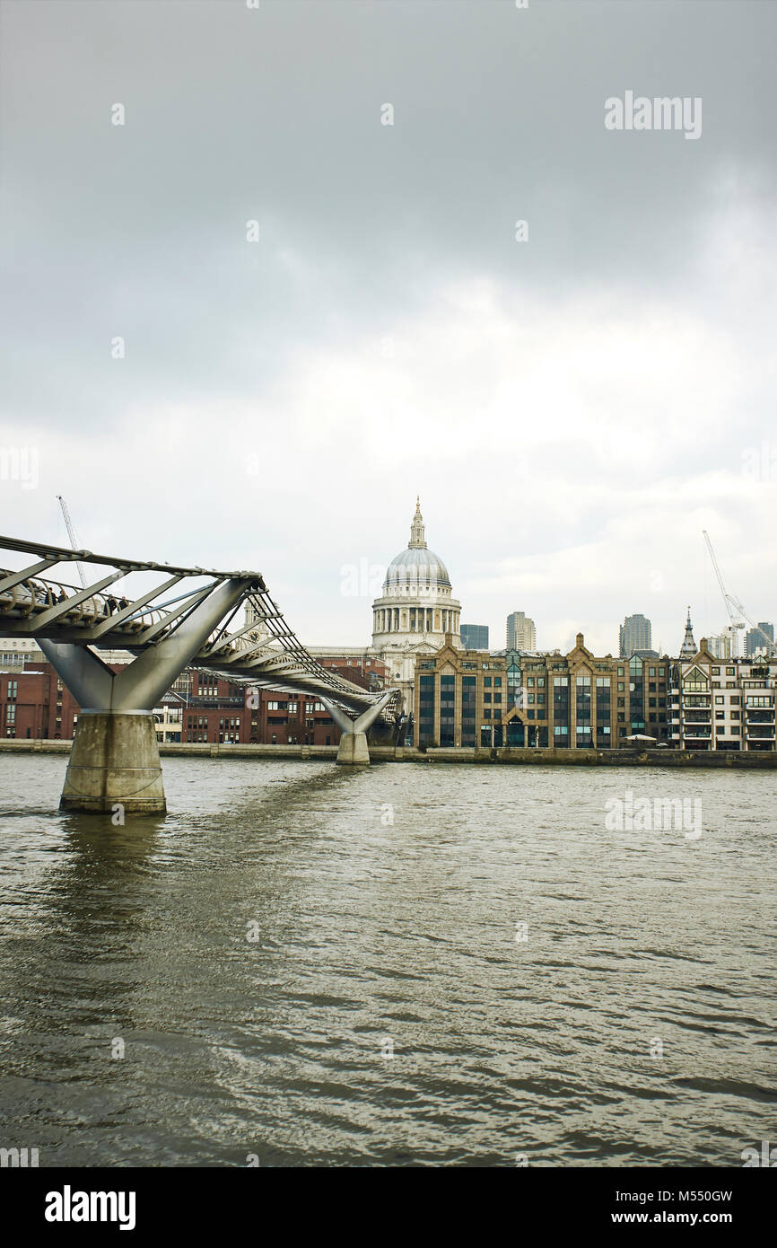 St pauls across river thames hi-res stock photography and images - Alamy