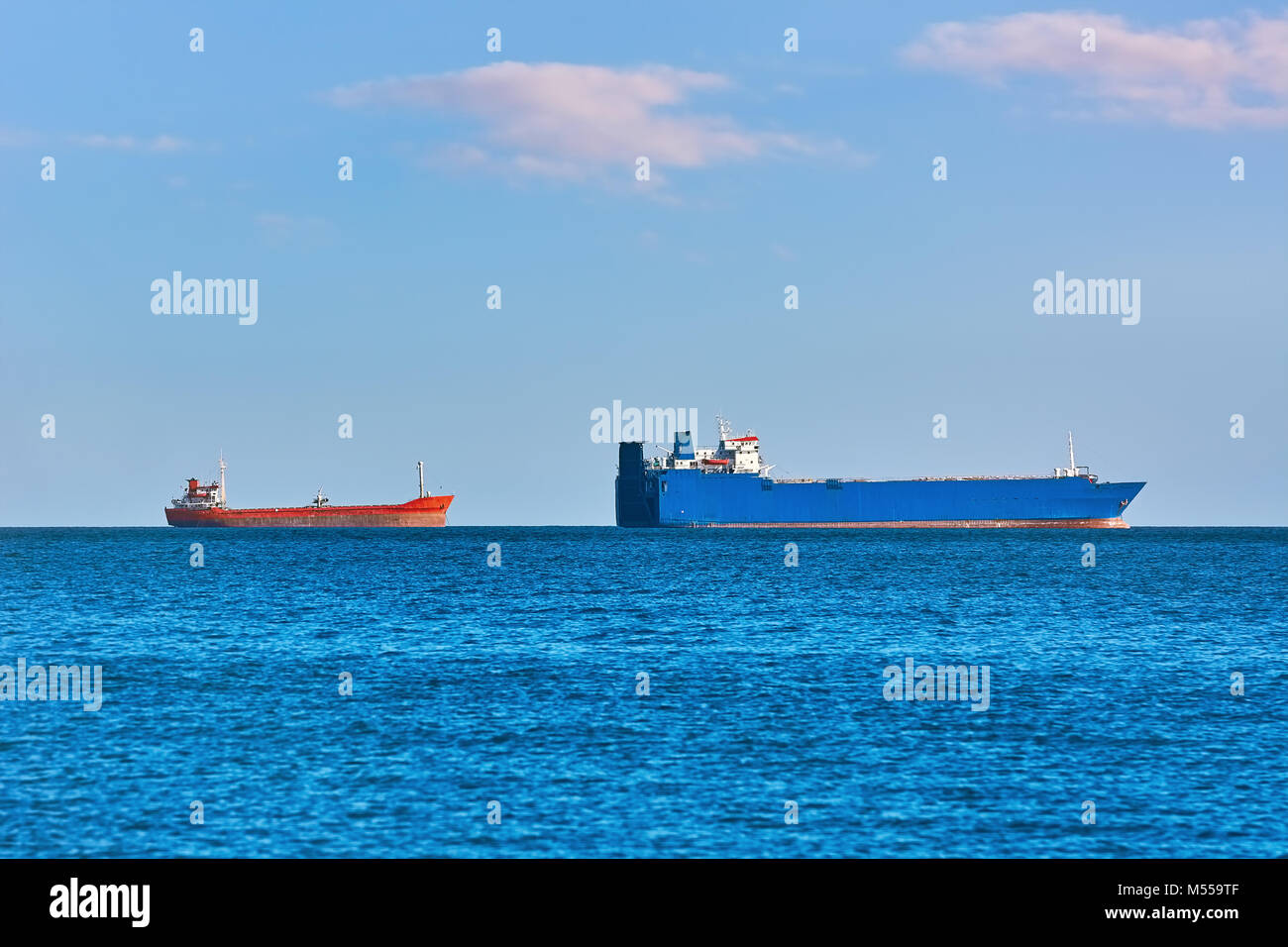 Cargo ships sailing out hi-res stock photography and images - Alamy