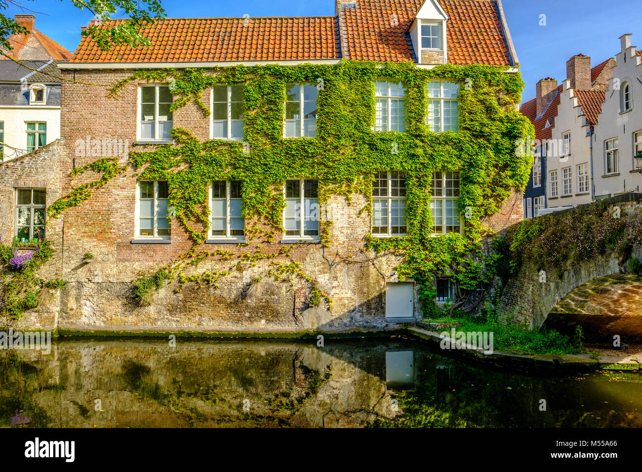 Bruges (Brugge) cityscape with water canal and bridge Stock Photo - Alamy