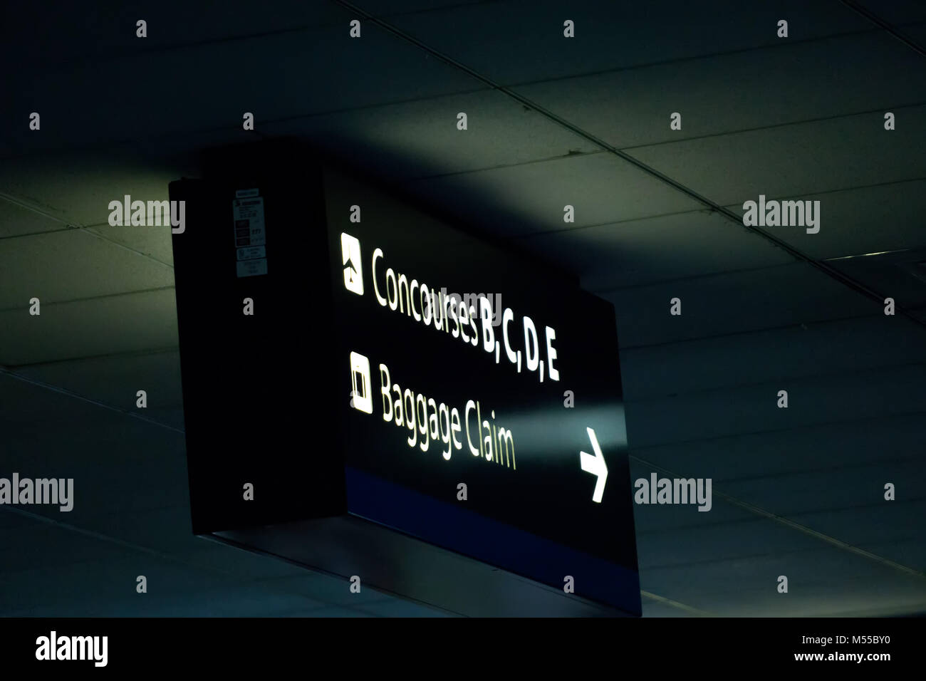 Airport sign arrows hi-res stock photography and images - Alamy