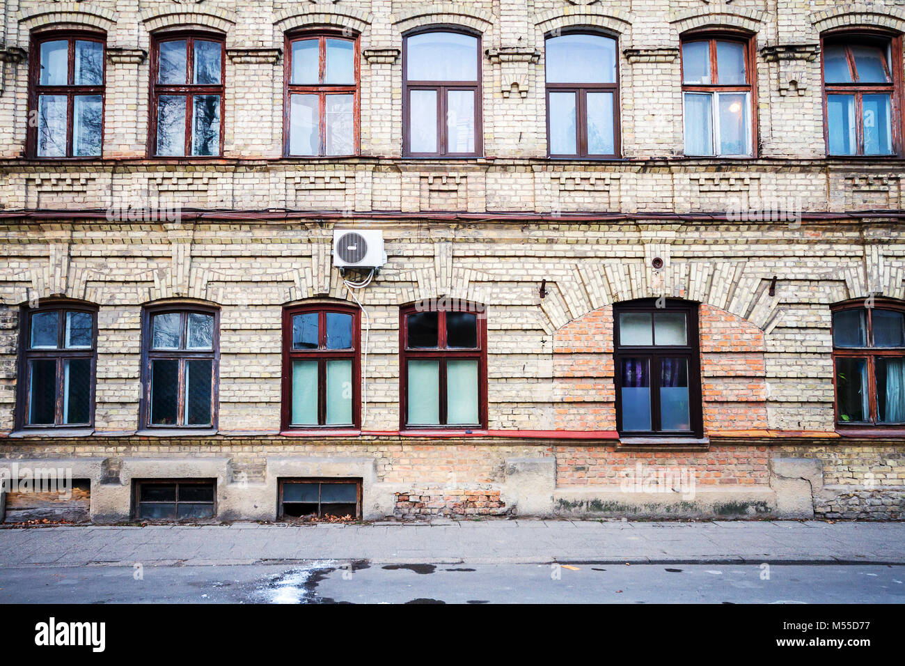 Pavement house windows road hi-res stock photography and images - Alamy
