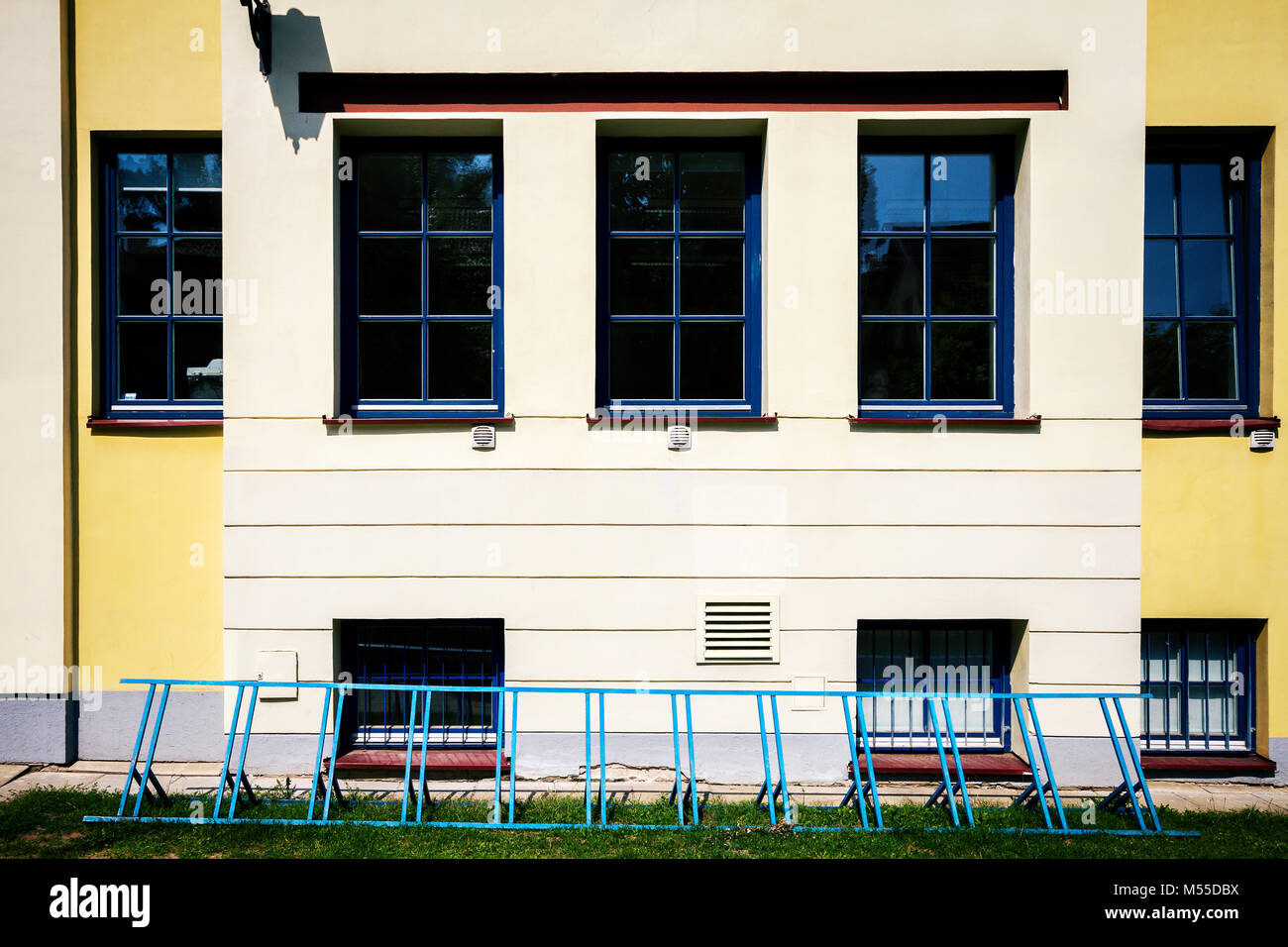 Windows stand hi-res stock photography and images - Alamy