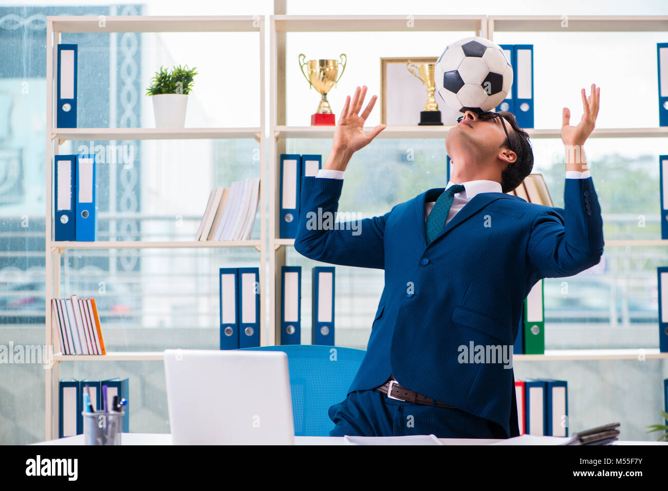 Footballer playing computer game hi-res stock photography and images ...