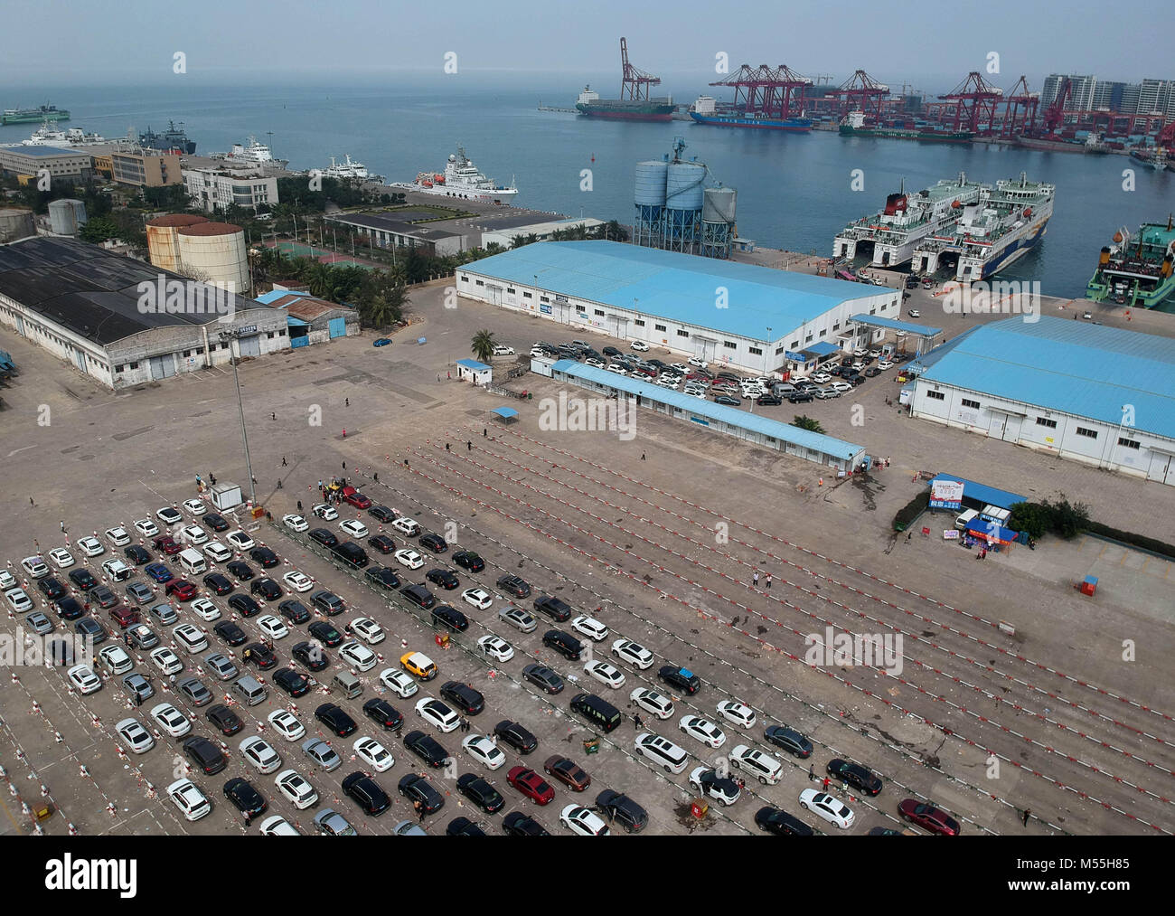 (180220) -- HAIKOU, Feb. 20, 2018 (Xinhua) -- Cars wait to cross the ...