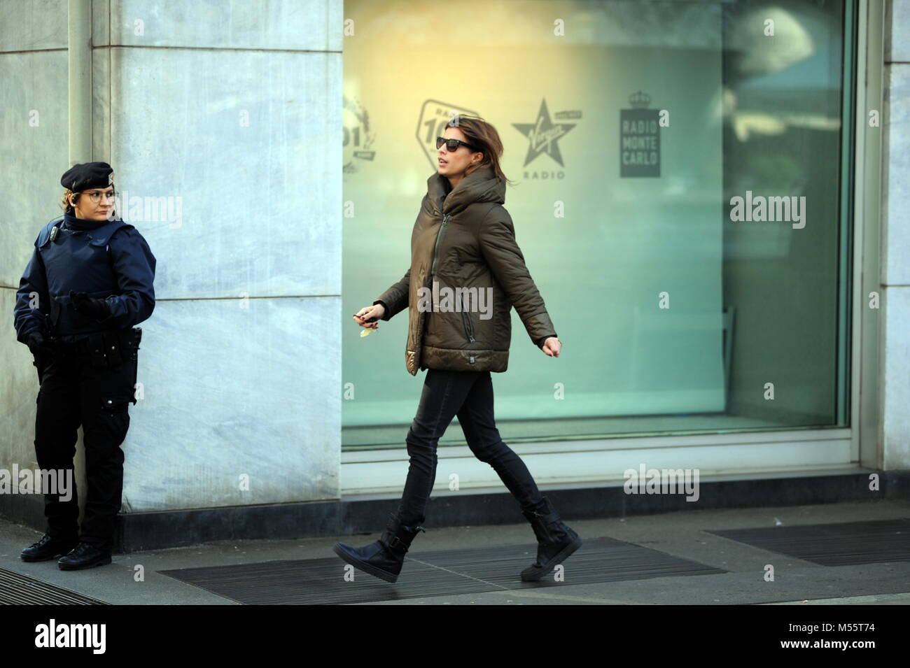 Milan, Elisabetta Canalis assailed by fans at Radio 105 Elisabetta ...