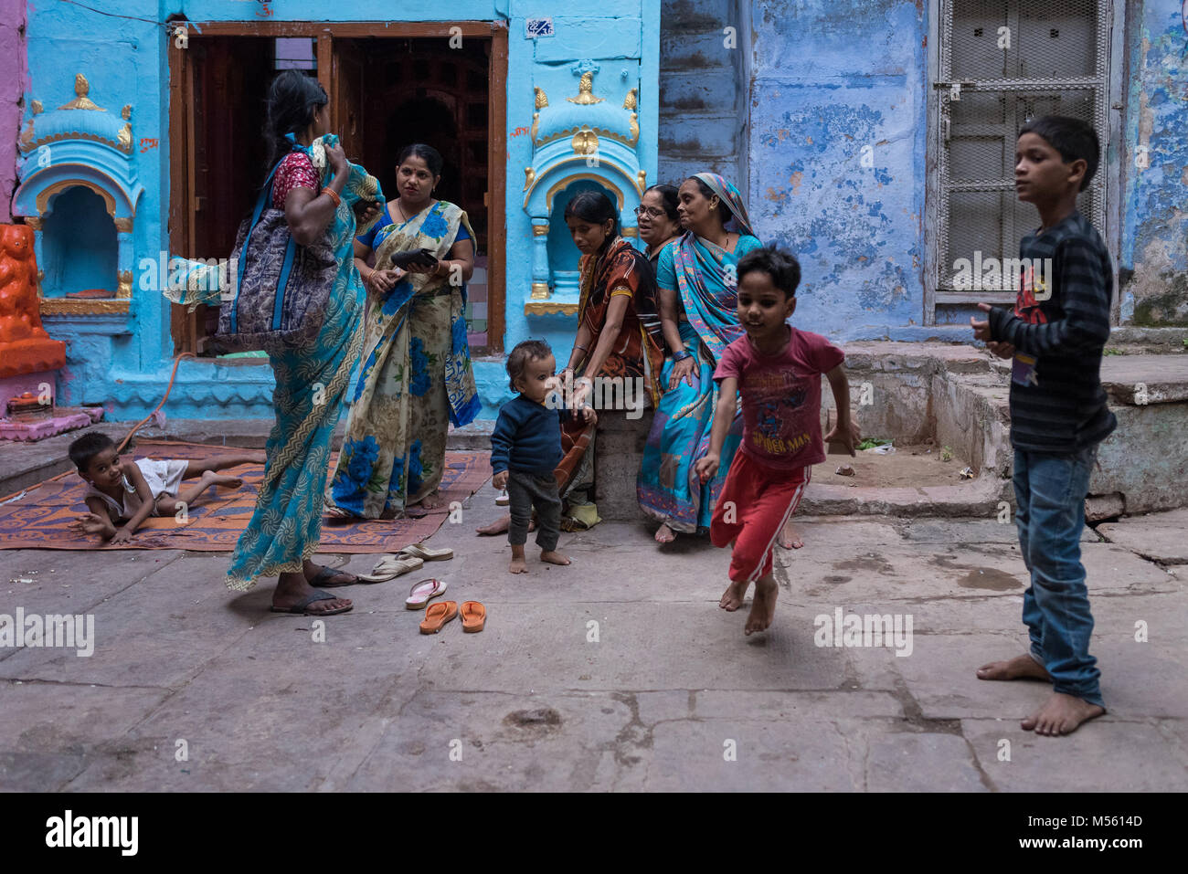 Women and children in the back lanes of Varanasi, India Stock Photo - Alamy