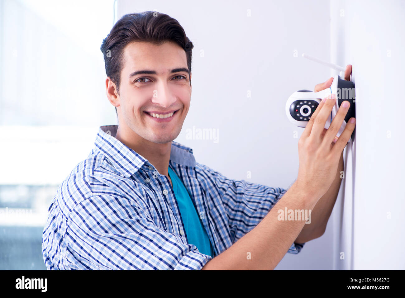 Man repairing cctv camera in hi-res stock photography and images - Alamy
