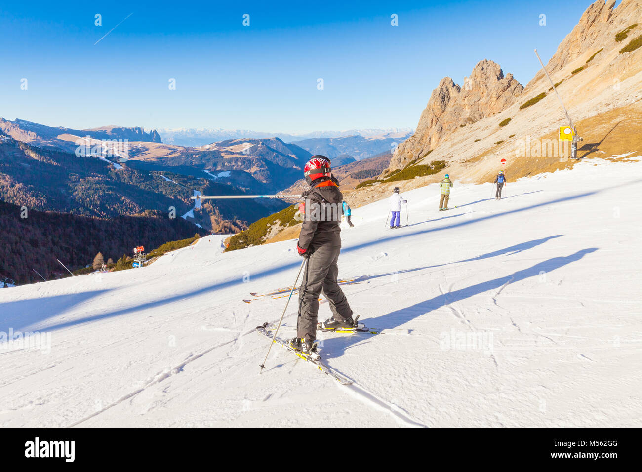 Skiers on mountains hi-res stock photography and images - Alamy