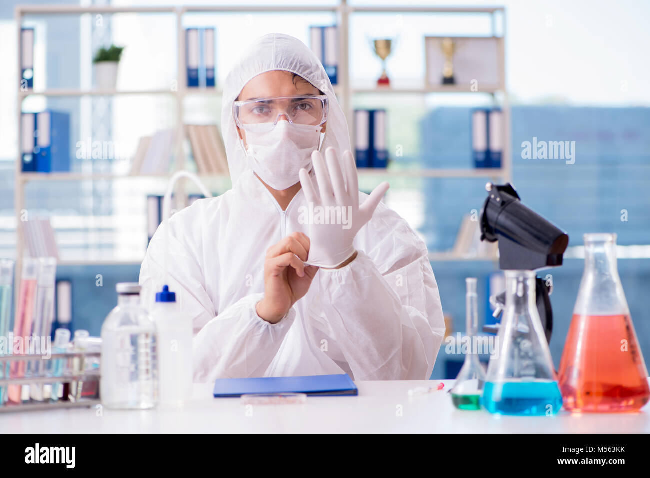 Chemist working in the lab Stock Photo - Alamy