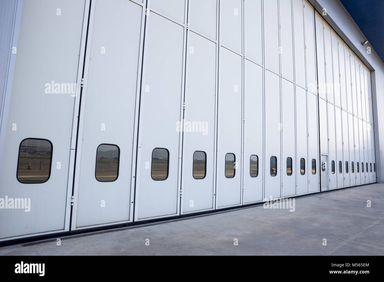 Airport hangar from the outside Stock Photo - Alamy