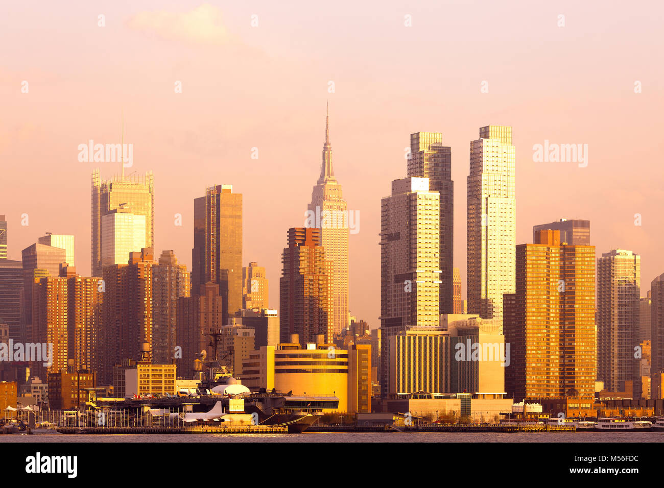 Midtown manhattan piers hi-res stock photography and images - Alamy