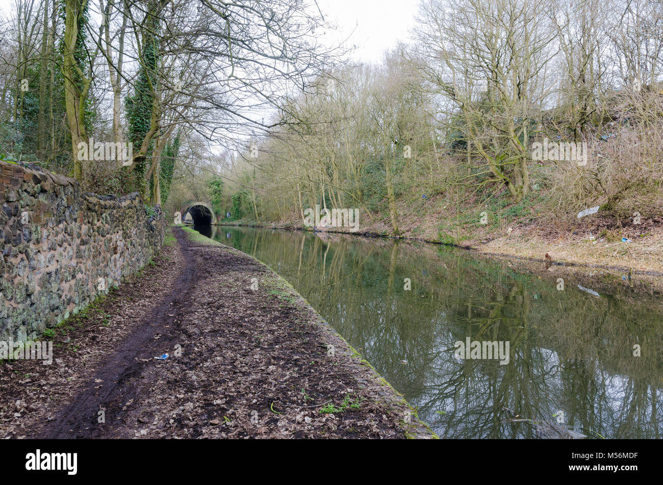 The Birmingham Canal by Galton Bridge in Smethwick, West Midlands Stock ...