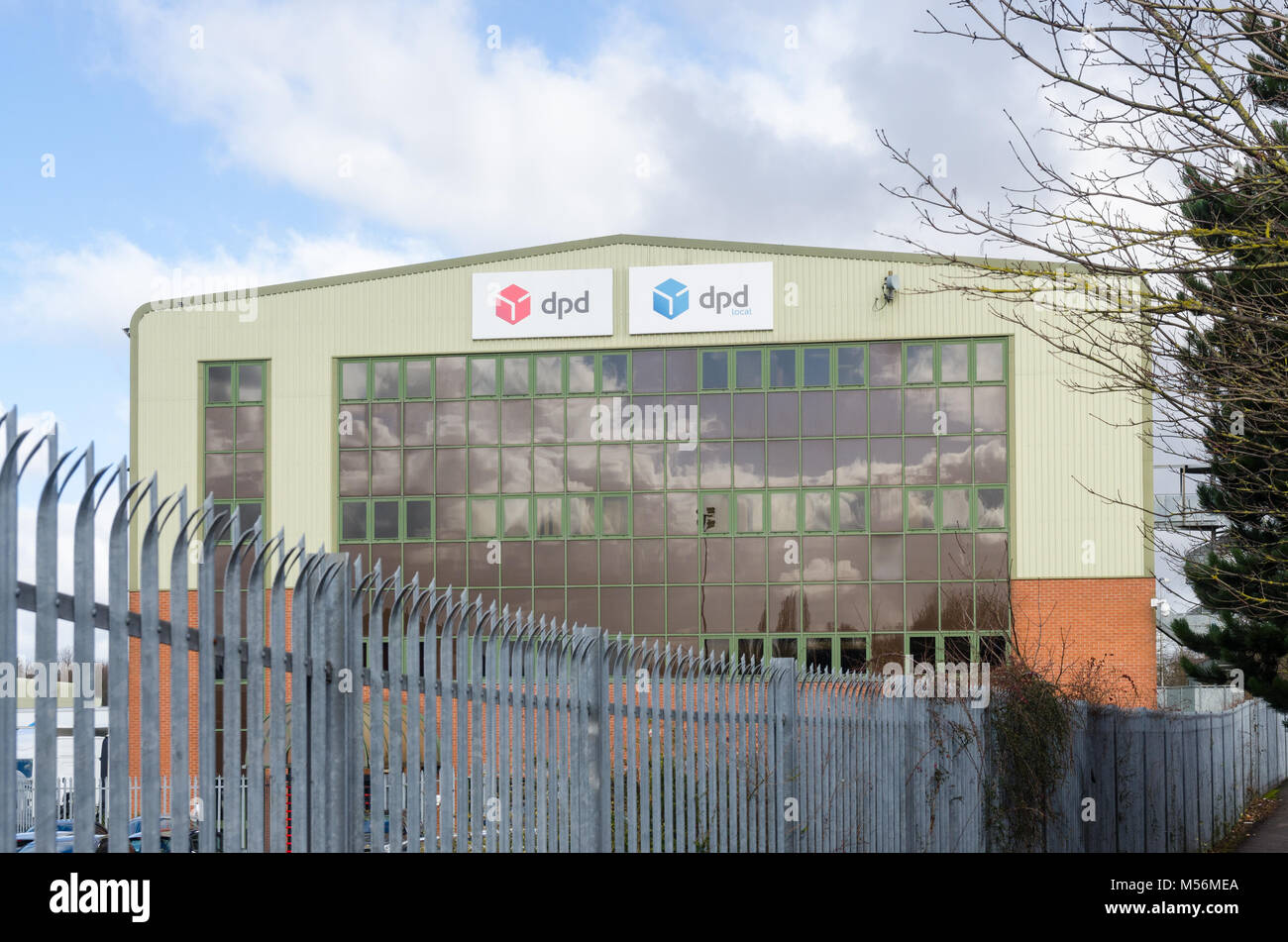 Parcel distribution warehouse hi-res stock photography and images - Alamy