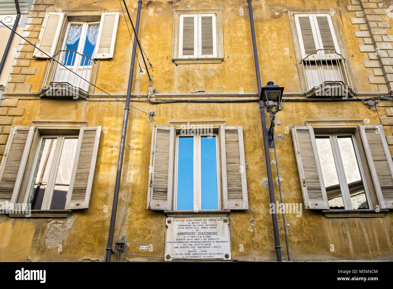 Yellow facade hi-res stock photography and images - Alamy