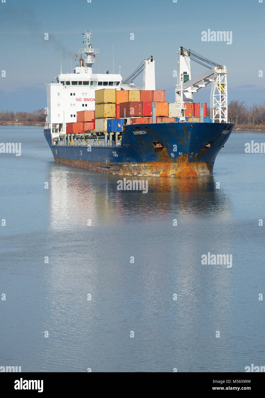 Self unloading container ship hi-res stock photography and images - Alamy