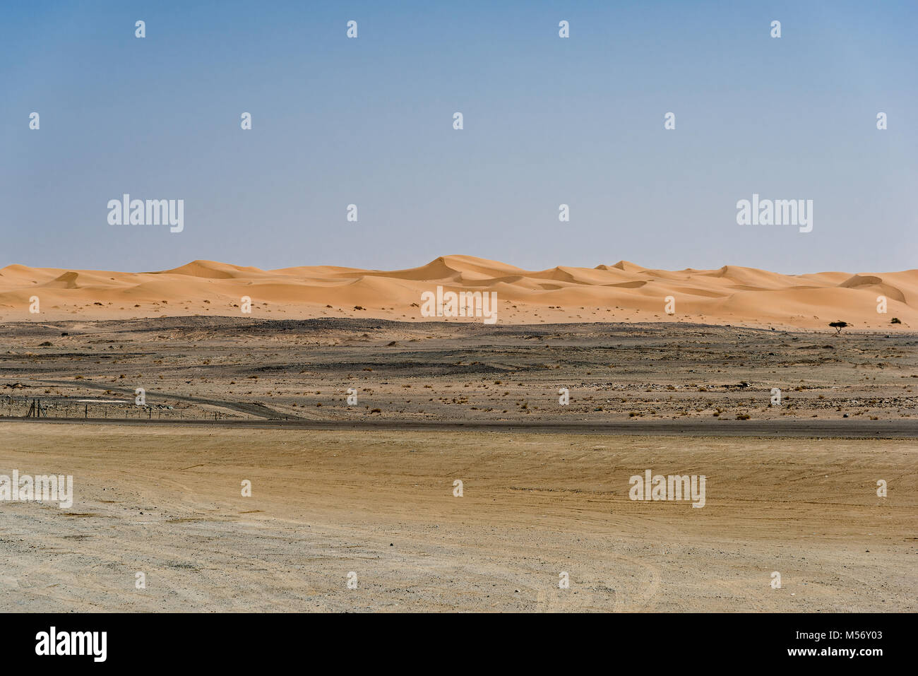 Red sand dunes riyadh hi-res stock photography and images - Alamy