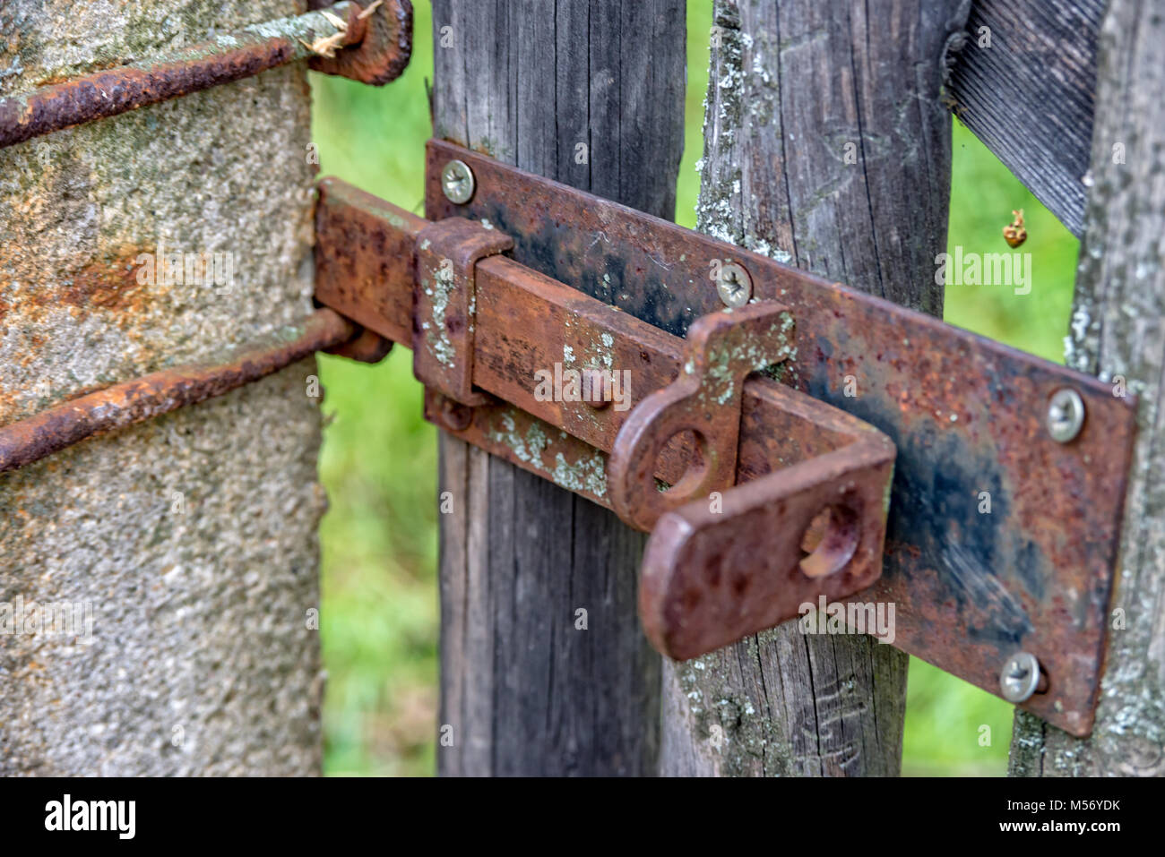 Rusted gate latch hi-res stock photography and images - Alamy