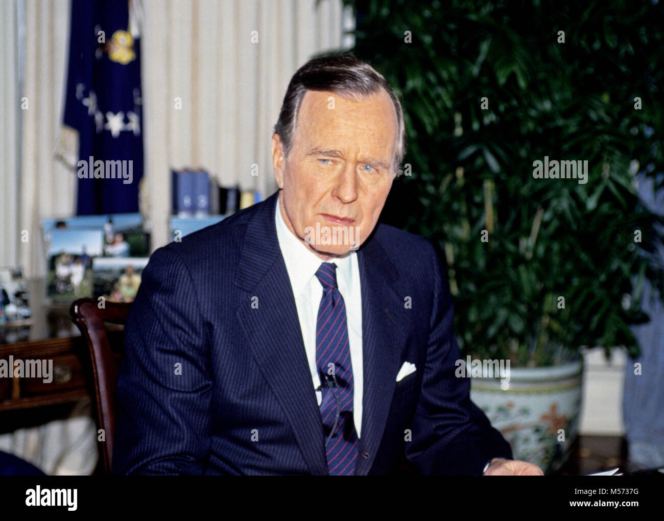 United States President George H.W. Bush poses for photos in the Oval ...