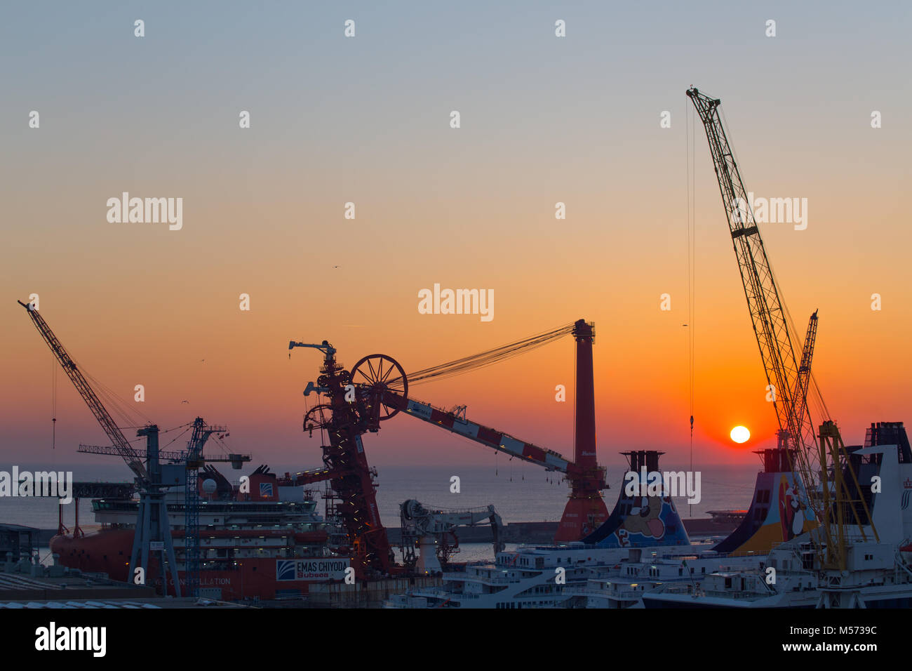 Pipelay crane vessel hi-res stock photography and images - Alamy