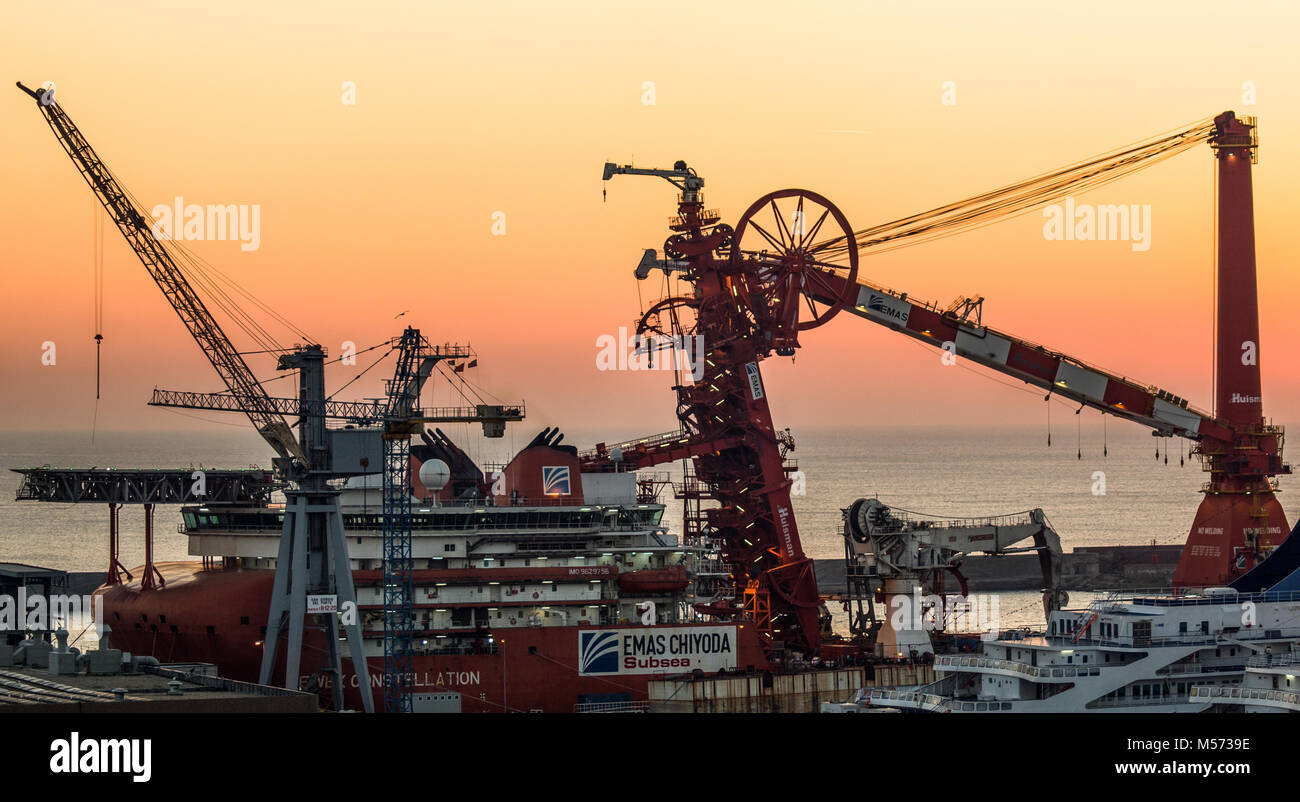 Pipelay crane vessel hi-res stock photography and images - Alamy