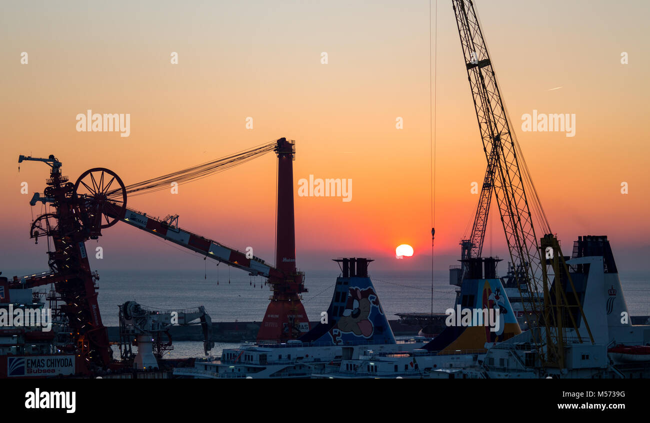 Pipelay crane vessel hi-res stock photography and images - Alamy