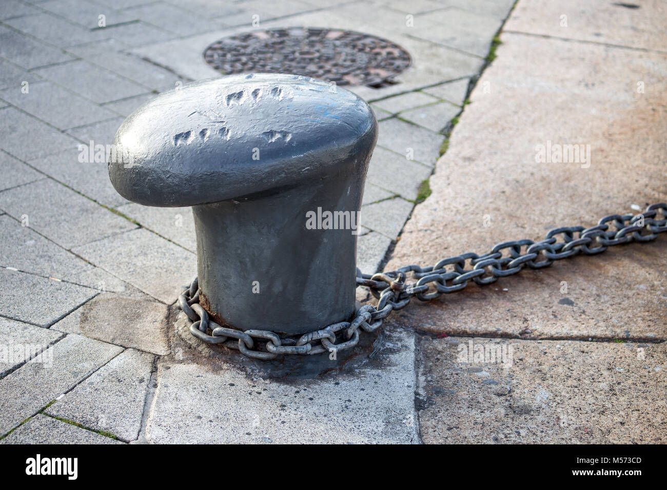 Bollard anchor in harbor Stock Photo - Alamy