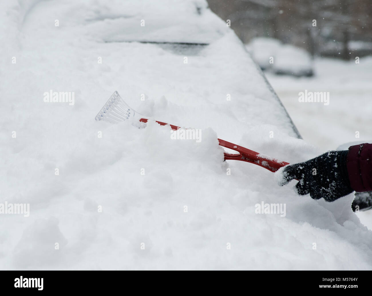 Woman scraping frost off car windscreen hi-res stock photography and ...