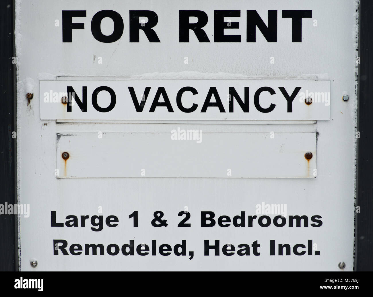 For rent no vacancy sign before old apartment building Stock Photo - Alamy