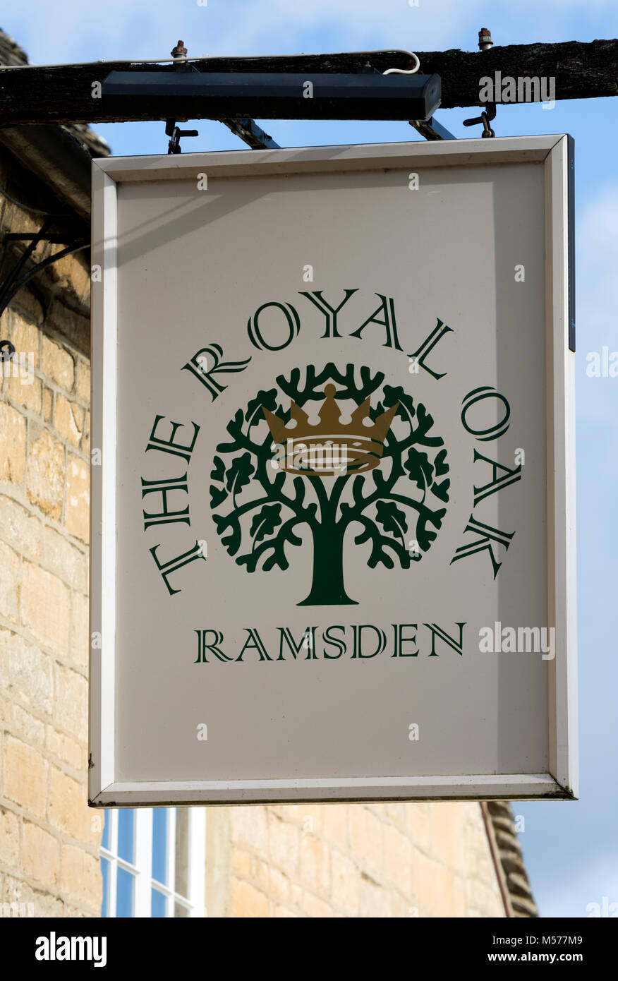 Royal oak pub sign hi-res stock photography and images - Alamy