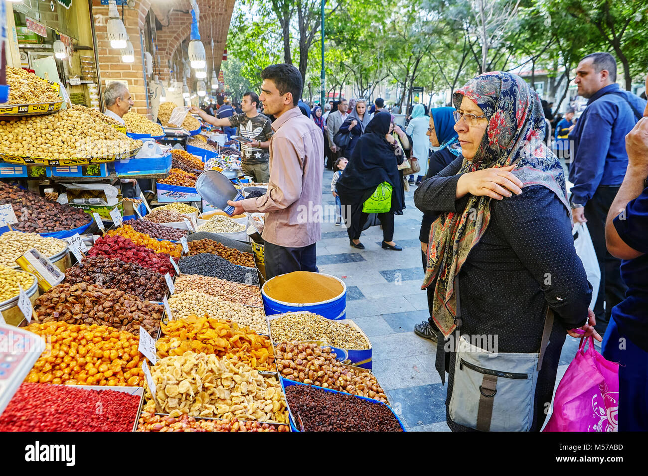 Tehran iran bazaar market fruit hi-res stock photography and images - Alamy
