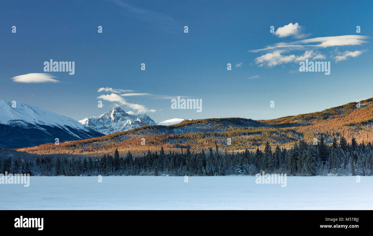 Pyramid lake and pyramid lake resort in jasper national park hi-res ...