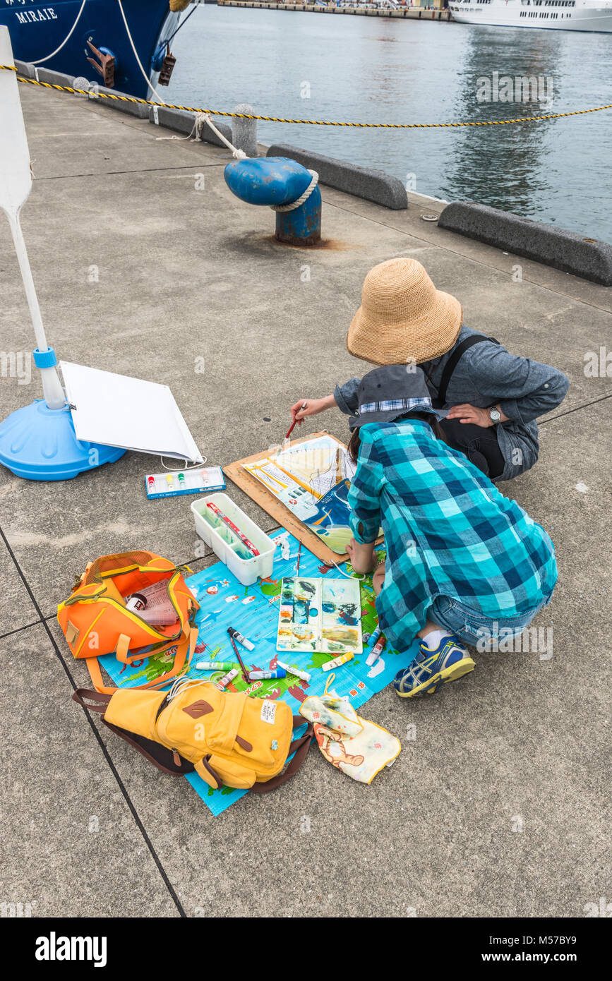 Painting harbour views in Kobe Port, Japan Stock Photo - Alamy