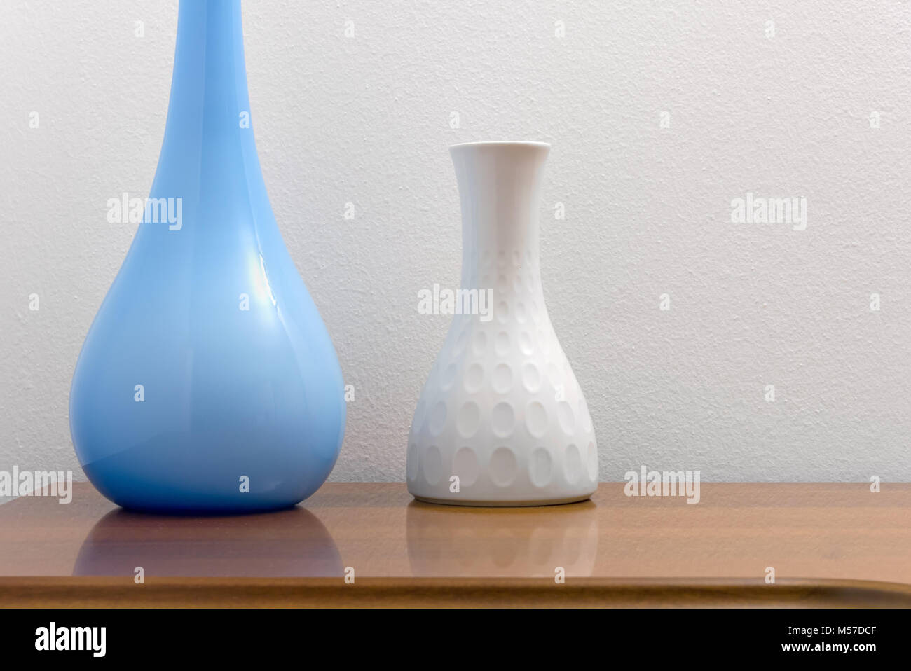 Blue and white vases hi-res stock photography and images - Alamy