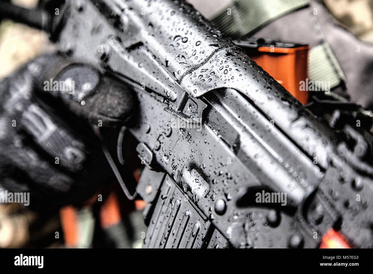 Black assault rifle weapon hi-res stock photography and images - Alamy