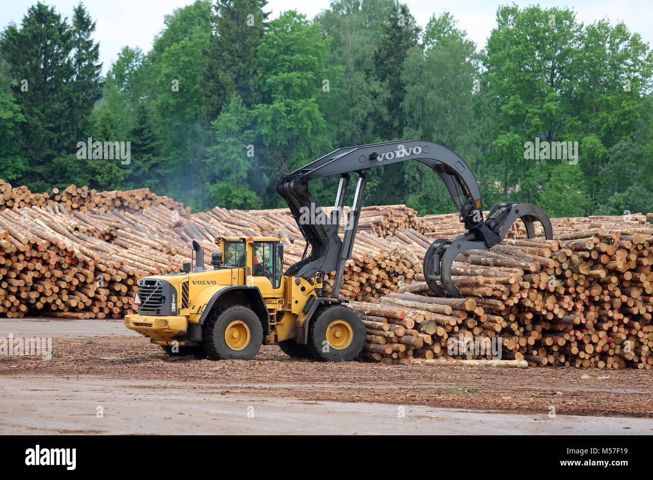 KYRO, FINLAND - JUNE 7, 2014: Volvo L180F High Lift wheel loader ...