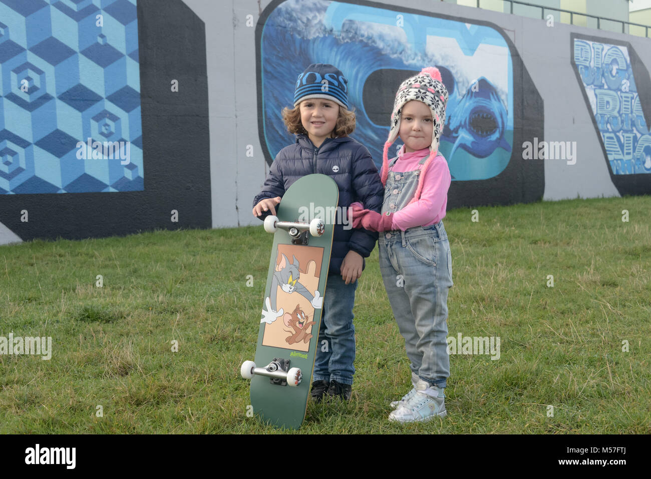 young kids are having fun at a skatepark Stock Photo - Alamy