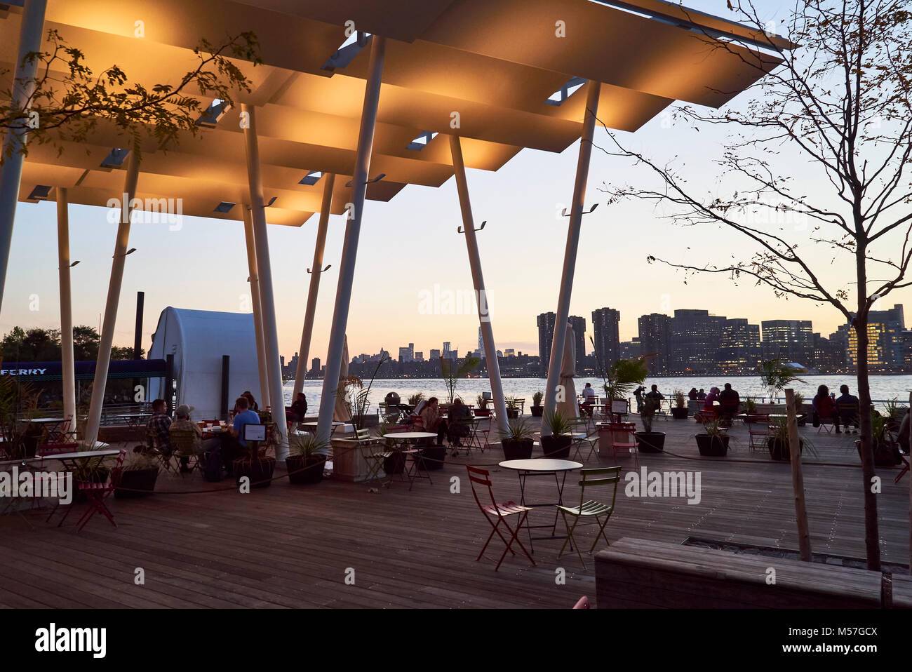 Hunters Point South Waterfront park Stock Photo - Alamy