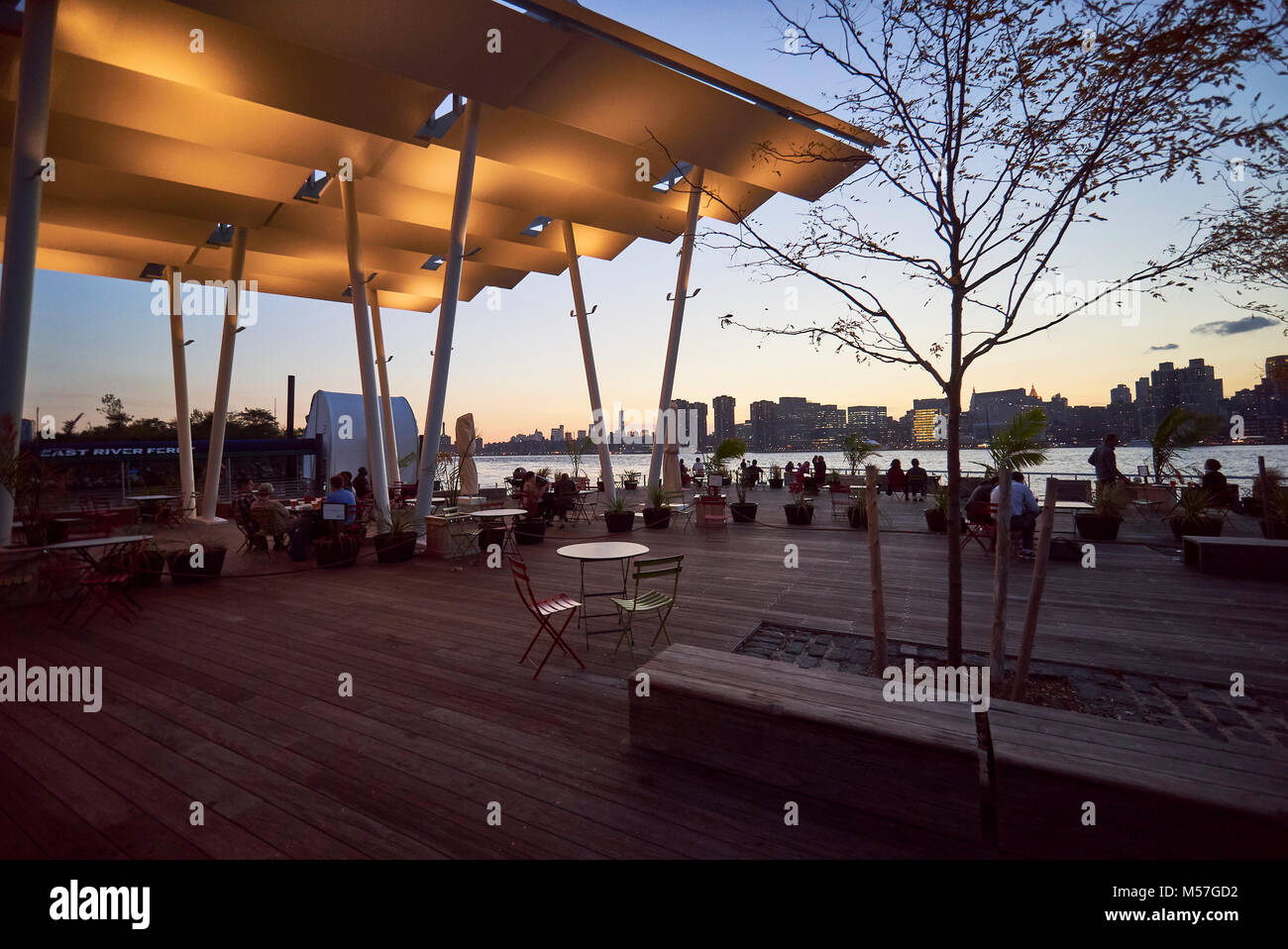 Hunters Point South Waterfront park Stock Photo - Alamy