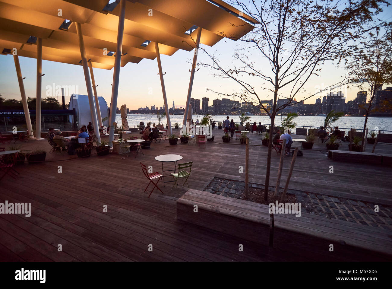 Hunters Point South Waterfront park Stock Photo - Alamy