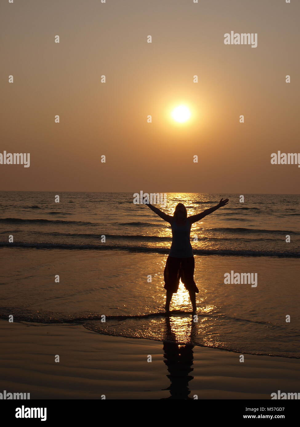 Sunset girl ocean hi-res stock photography and images - Alamy