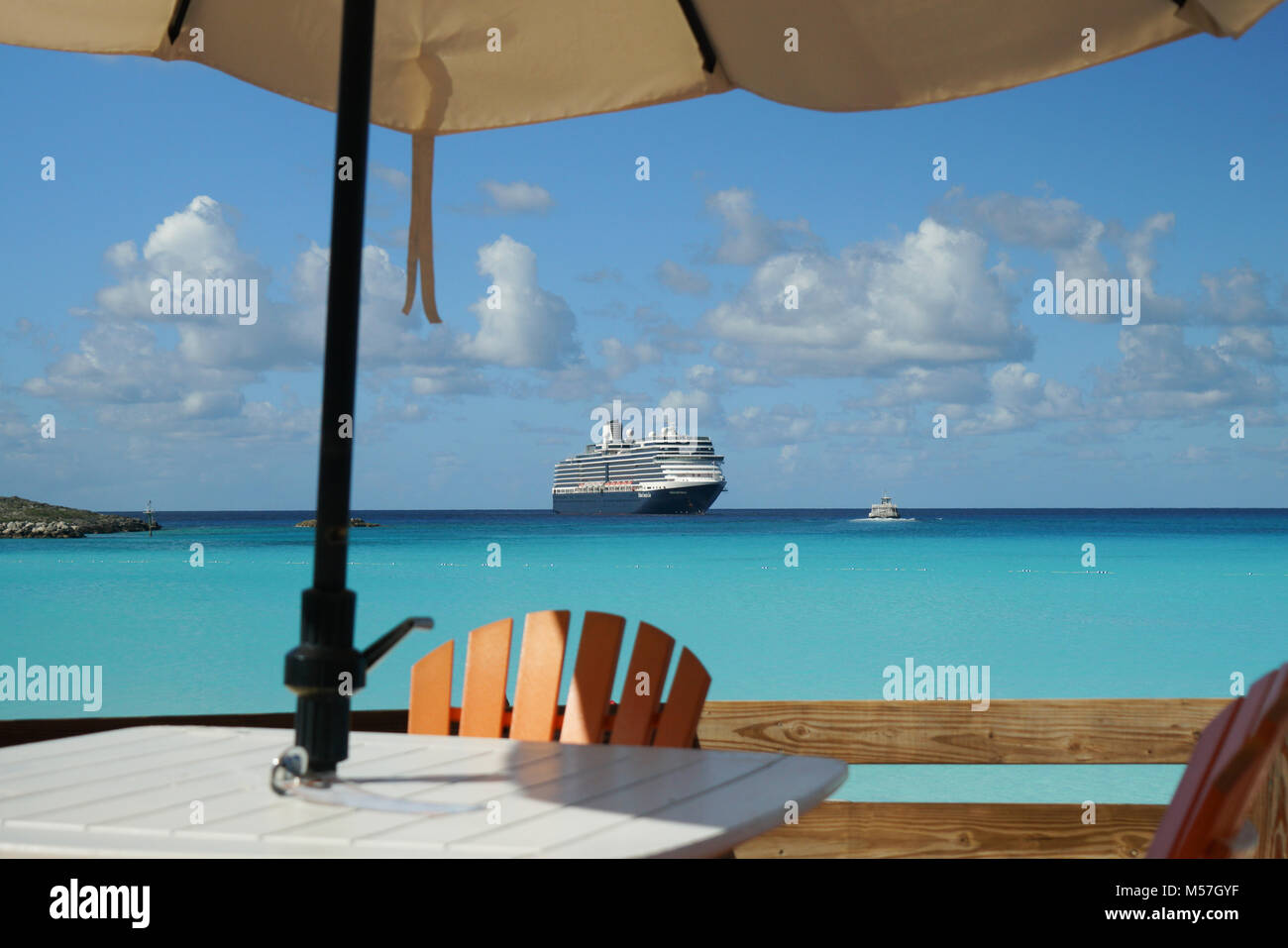 View half moon cay hi-res stock photography and images - Alamy