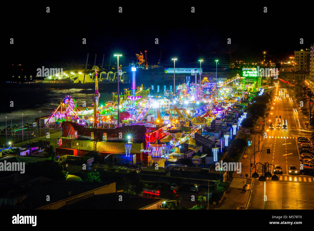 High speed pendulum ride rotating hi-res stock photography and images ...