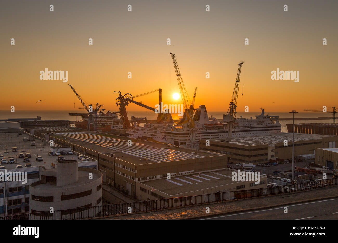 Pipelay crane vessel hi-res stock photography and images - Alamy