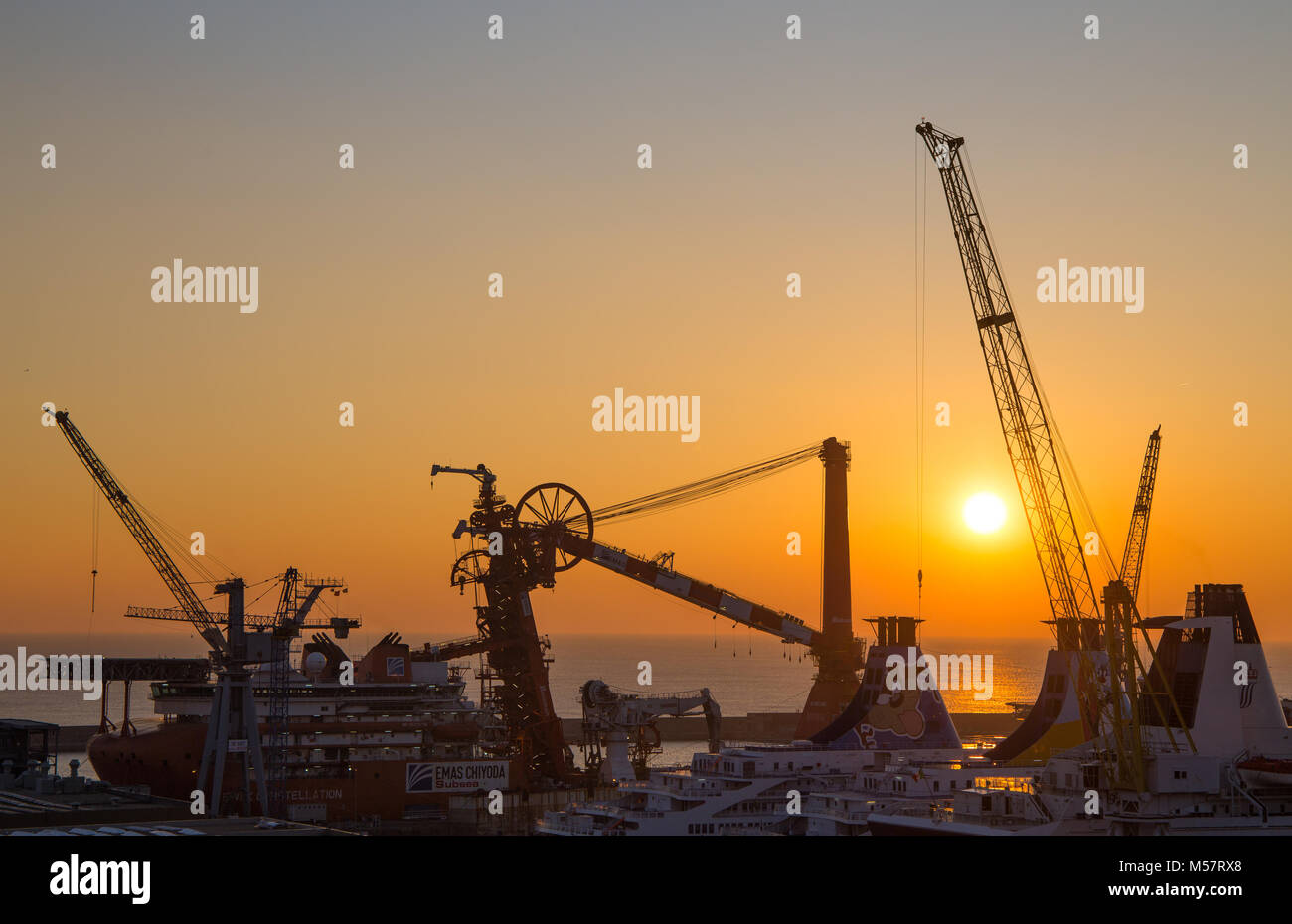 Pipelay crane vessel hi-res stock photography and images - Alamy