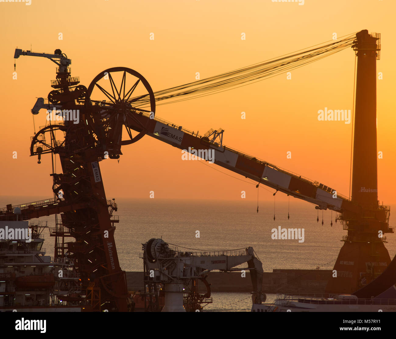 Pipelay crane vessel hi-res stock photography and images - Alamy