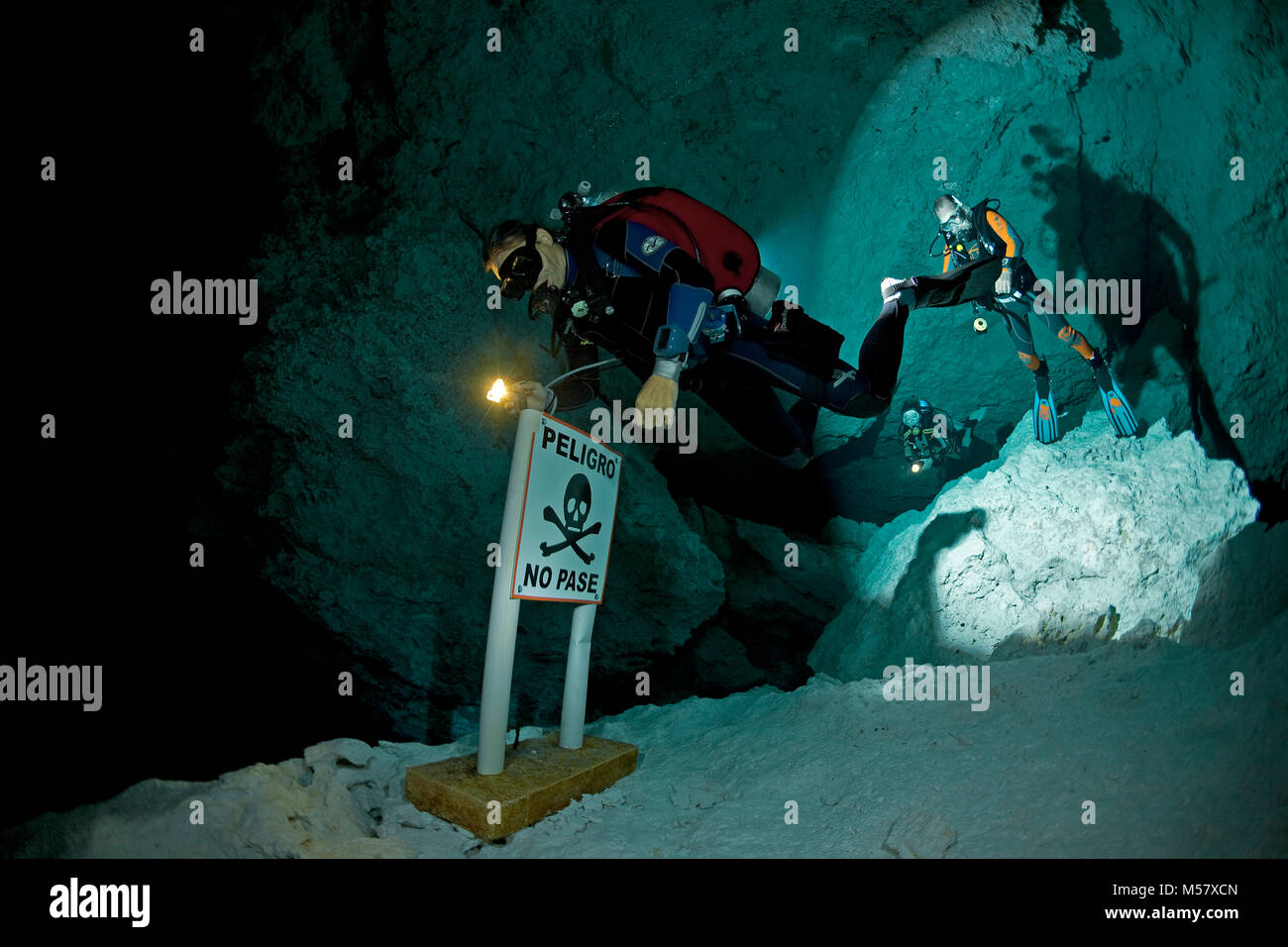 Underwater cave diving warning sign hi-res stock photography and images ...